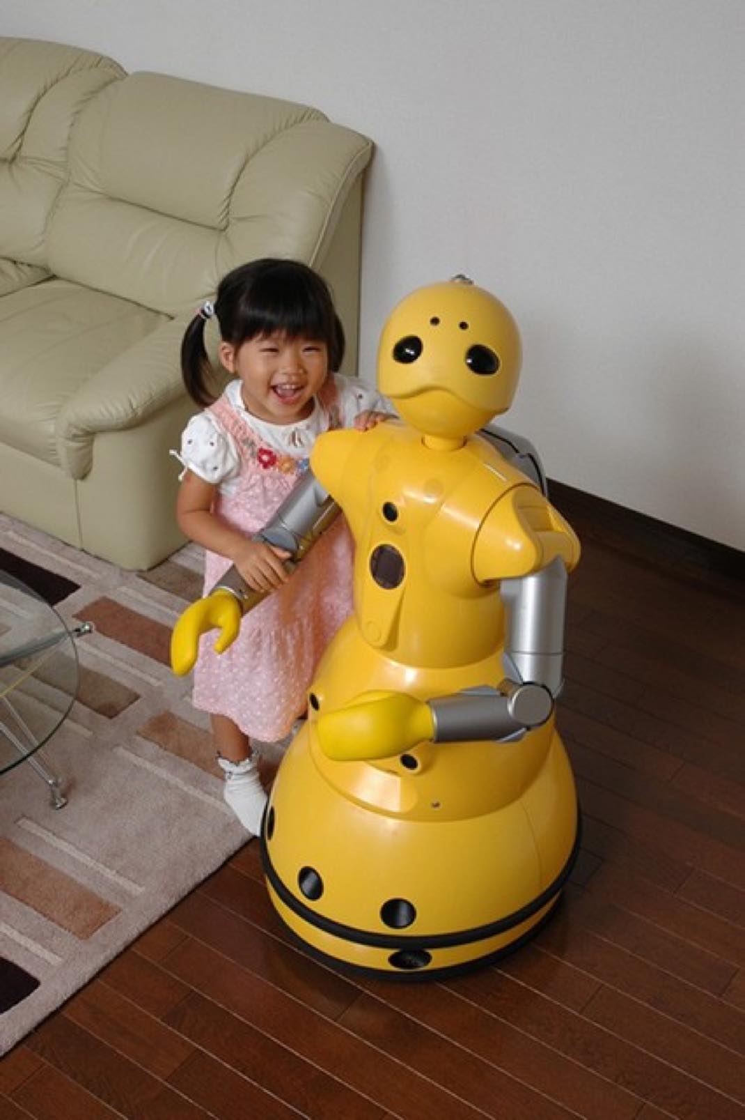 Emiew 3 : Hitachi dévoile le concurrent du robot Pepper - KultureGeek