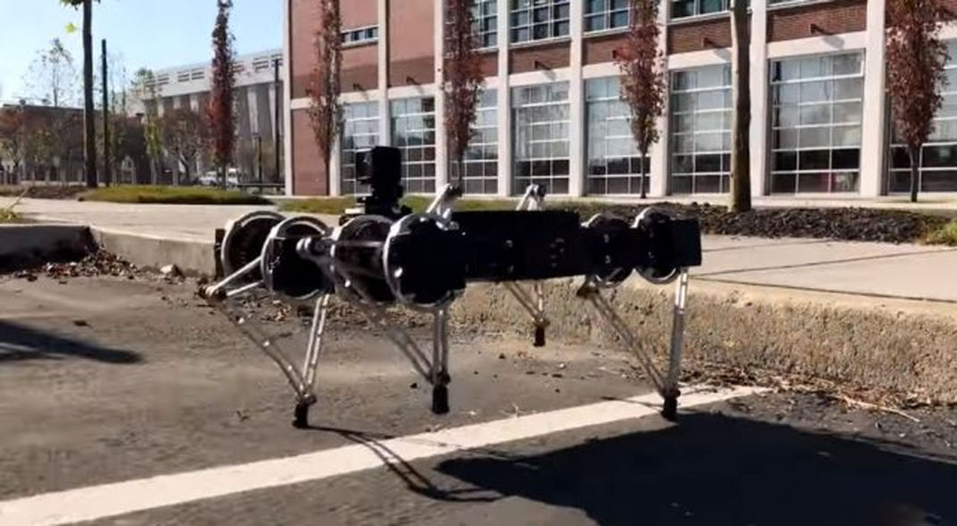 Minitaur : un robot (vraiment) à l'aise sur toutes les surfaces ...