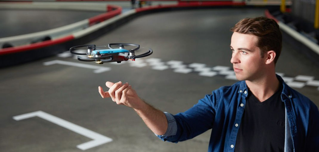 DJI lance officiellement le Spark, un petit drone pilotable par geste ...