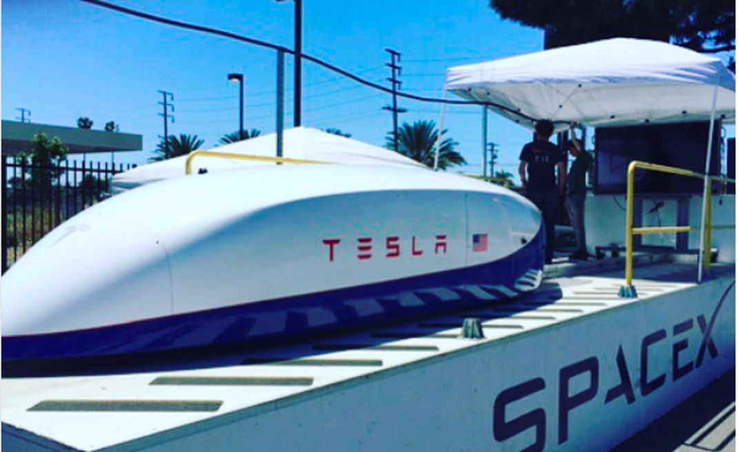Le pod Hyperloop de Tesla atteint la vitesse de 355 km/h, et c'est un ...