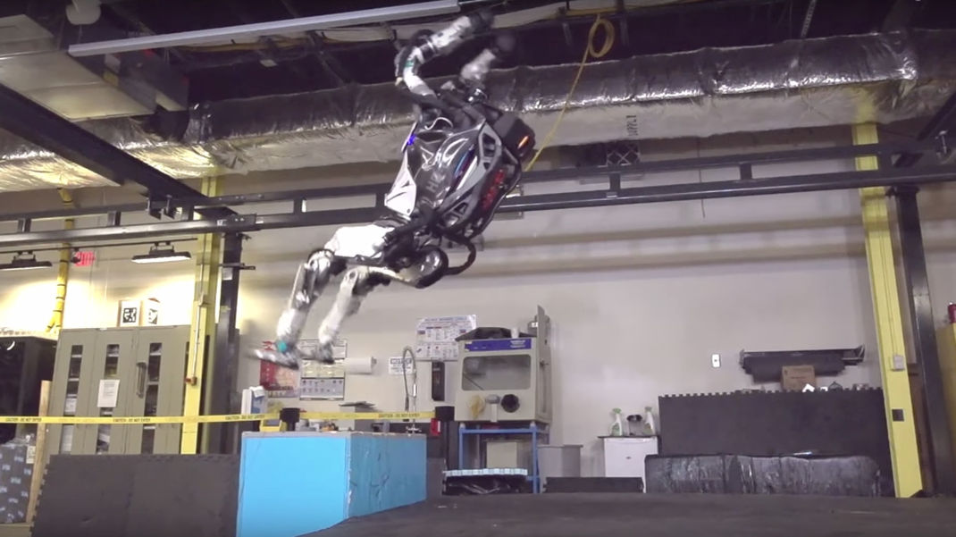 Et maintenant, le robot Atlas (Boston Dynamics) effectue un backflip de ...