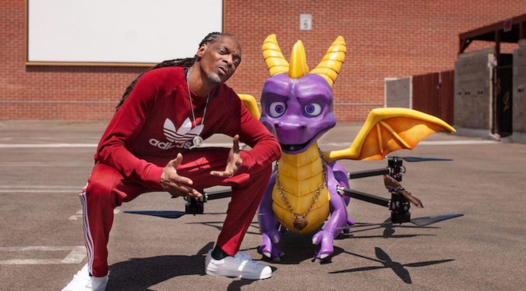 Marketing : Snoop Dogg reçoit la visite du dragon-drone Spyro - KultureGeek
