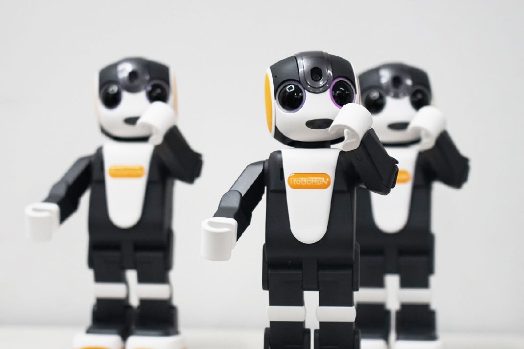 Sharp dévoile sa seconde génération de robots-smartphone RoBoHon ...