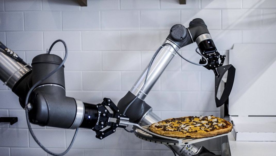 Pazzi : un robot pizzaiolo "français" dans la cuisine d'un restaurant ...
