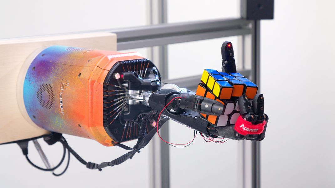 OpenAI : une unique main-robot parvient à terminer un Rubik's Cube - KultureGeek