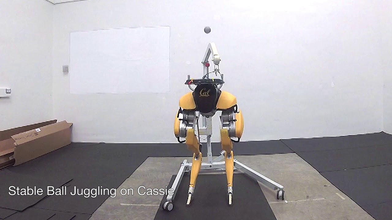 Le robot bipède Cassie Cal sait faire des jongles avec une balle (vidéo ...