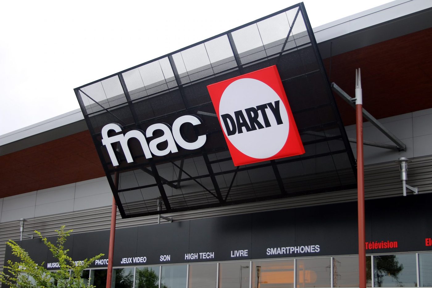 Le milliardaire tchèque Daniel Kretinsky lance une OPA sur Fnac Darty ...