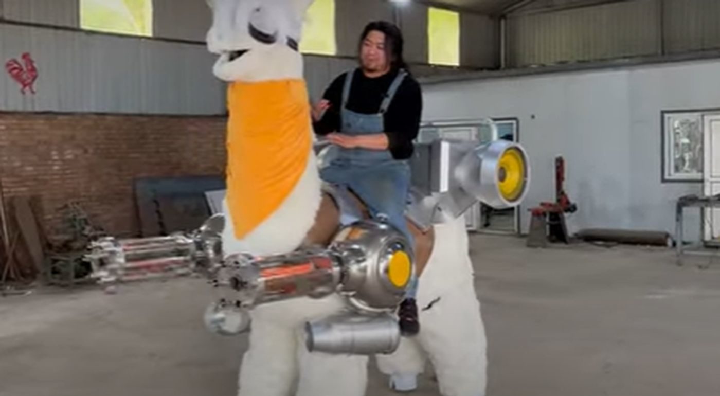Insolite : il fabrique un robot-alpaca équipé de mitrailleuses Gatling ...