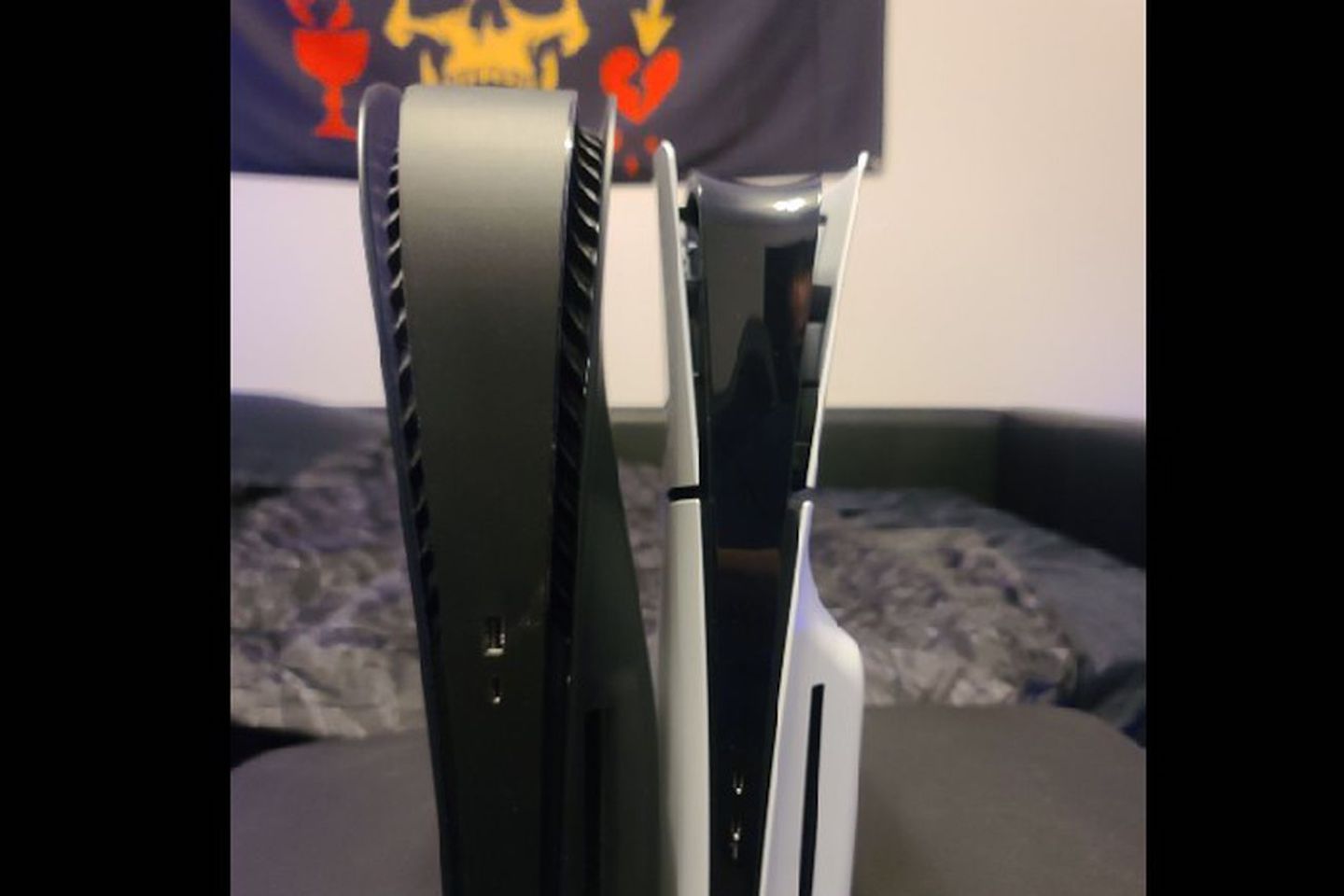 A côté d'une PS5 standard, la PS5 Slim est vraiment beaucoup plus fine ...