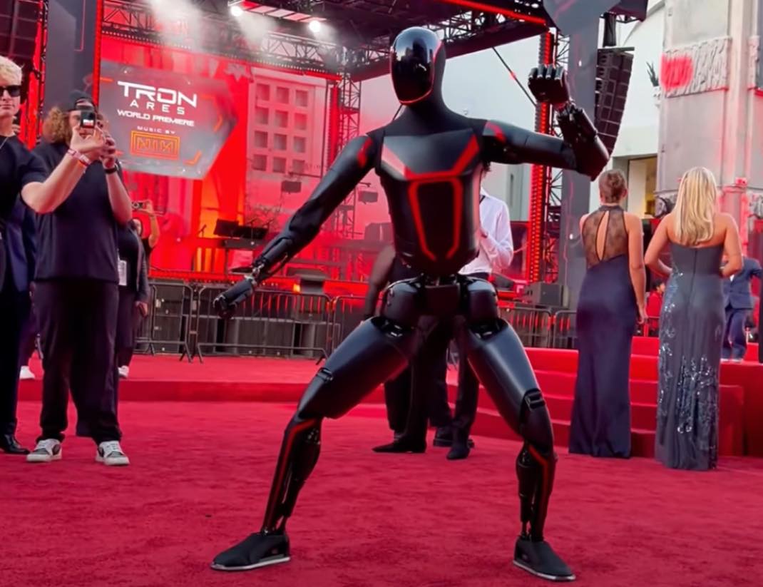 Le robot Optimus de Tesla fait sensation à l’avant-première de Tron ...