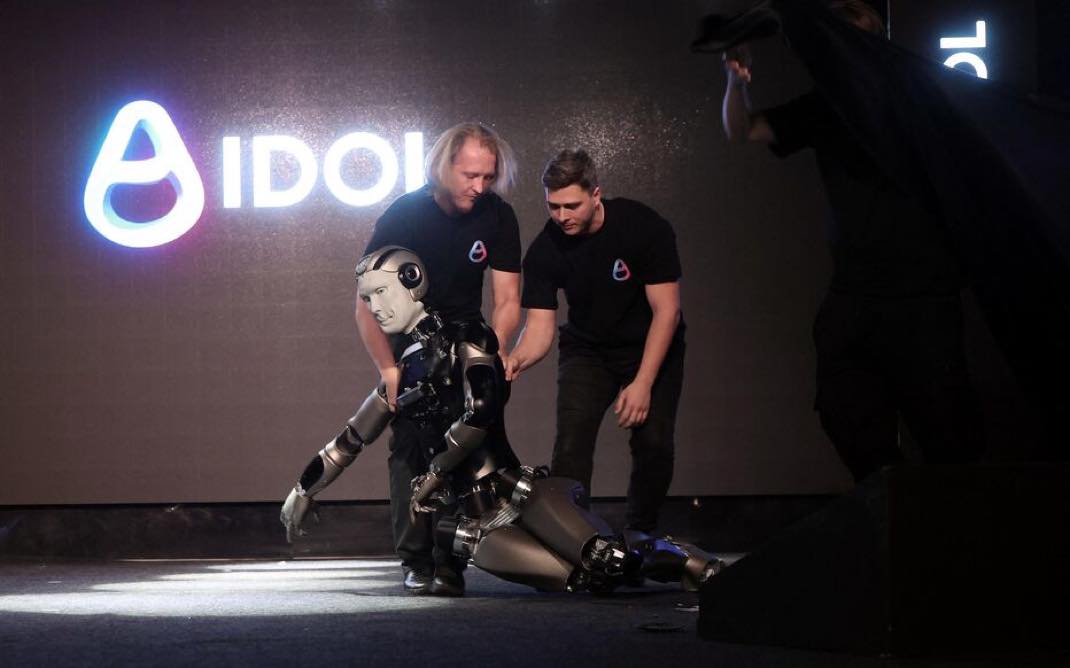 AIdol : le premier robot humanoïde russe s'effondre lors de sa ...