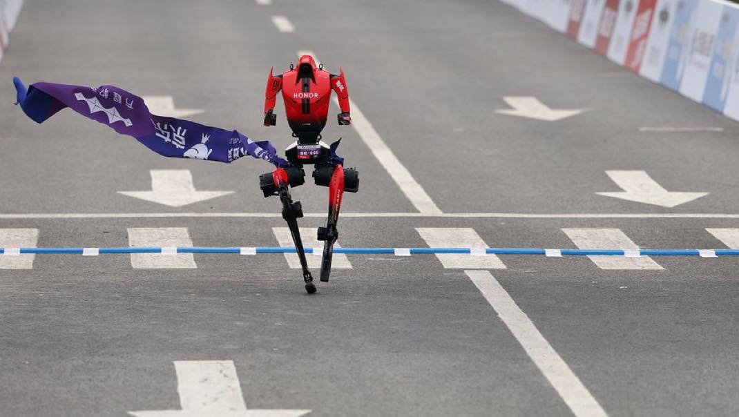 Pékin : un robot humanoïde bat le record du monde du semi-marathon ...